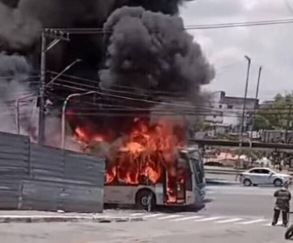 VÍDEO: Ônibus pega fogo, perde controle e bate em poste na zona sul de ...